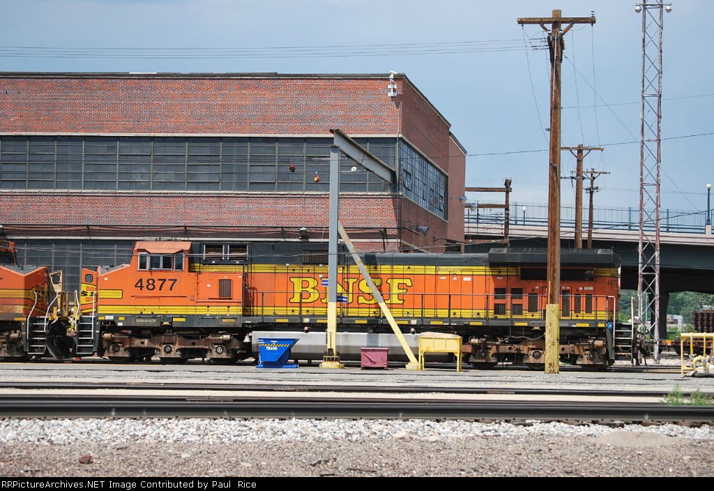 BNSF 4877